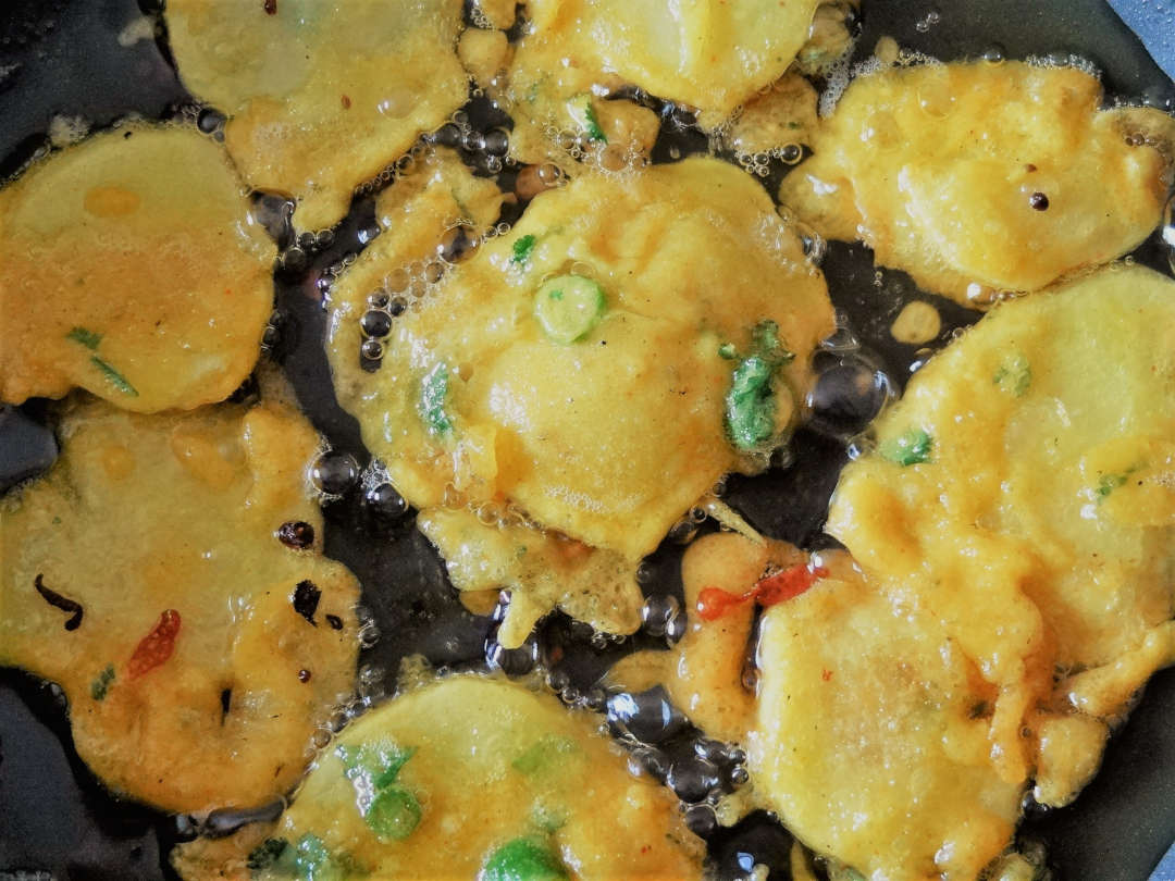 Aloo Pakora Recipe | How to make Aloo Pakora at home - Felicity Plus